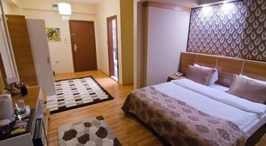 Quarto casal ou duplo standard | Cofres nos quartos, escrivaninha, espaço de trabalho para notebook