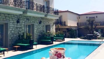 Piscina exterior, guarda-sóis, espreguiçadeiras