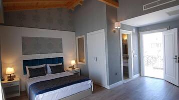 Quarto Familiar | Roupa de alta qualidade, minibar, cofre no quarto, secretária