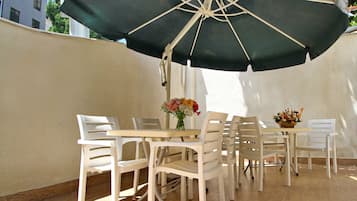 Quarto Triplo Standard, 3 camas individuais, vista para o jardim | Terraço/pátio interior