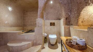 Honeymoon King Suite | Casa de banho | Produtos de higiene exclusivos, um secador de cabelo, roupões, chinelos