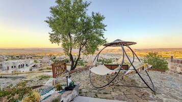 Teraslı King Suite | Sala de estar | Televisor LCD, piso aquecido