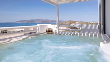 Sea View Suite with Outdoor Hot Tub | Minibar, cofre no quarto, secretária, quartos insonorizados