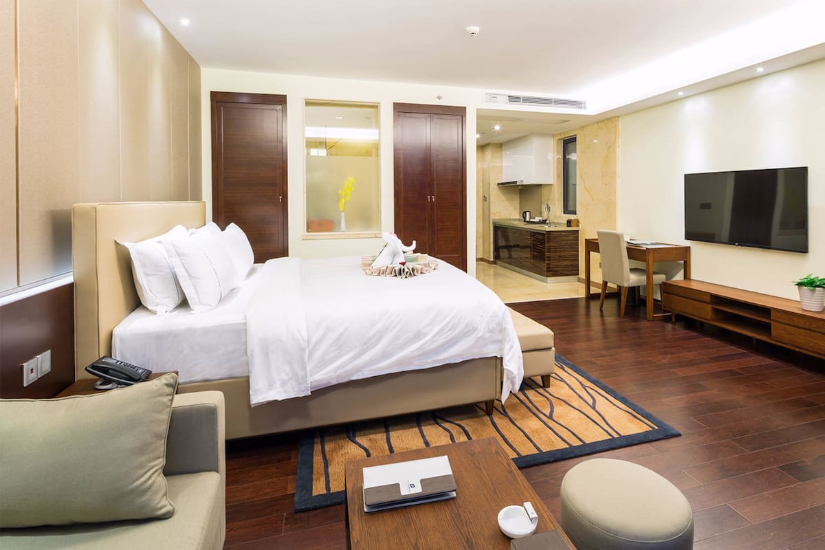 Quarto empresarial, 1 cama King | Frigobar, cofres nos quartos, escrivaninha, cortinas blackout