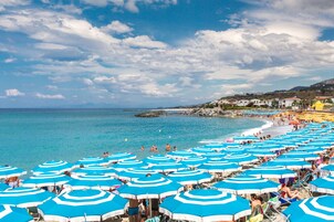 Espreguiçadeiras, guarda-sóis, toalhas de praia