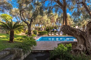 Piscina externa sazonal, guarda-sóis, espreguiçadeiras