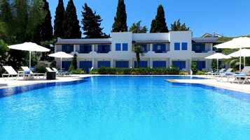 Piscina exterior, guarda-sóis, espreguiçadeiras 