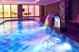 Piscina interna, piscina externa sazonal, espreguiçadeiras