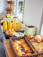 Café da manhã com buffet todos os dias mediante uma taxa