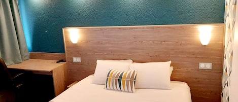 Quarto standard, 1 cama de casal | Escrivaninha, berços grátis, camas extras/dobráveis (sobretaxa)