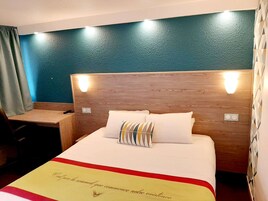 Quarto standard, 1 cama de casal | Escrivaninha, berços grátis, camas extras/dobráveis (sobretaxa)