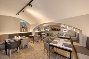 Café da manhã com buffet grátis todos os dias