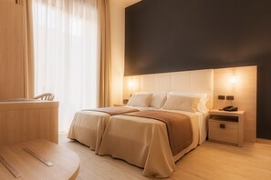 Quarto Duplo ou Twin Deluxe | Roupa de alta qualidade, minibar, cofre no quarto, secretária 