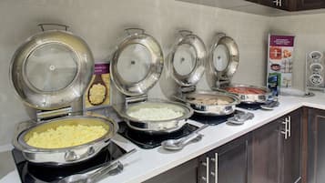 Café da manhã com buffet grátis todos os dias