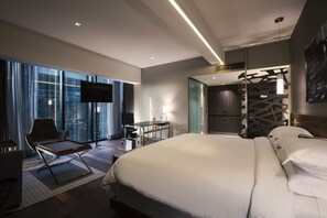 Suite Júnior, 1 cama king-size | Edredões de penas, cofre com capacidade para portátil 