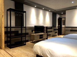 Quarto Quádruplo Deluxe, varanda | Edredões de penas, cortinas/cortinados opacos, quartos insonorizados 