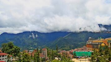 Quarto Triplo Deluxe, varanda, vista para a montanha | Quartos insonorizados, Wi-fi grátis, roupa de cama fornecida
