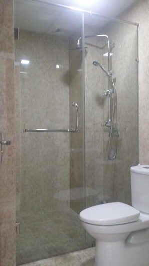 Chuveiro, produtos de toalete grátis, secador de cabelo, chinelos