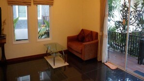 2-Bedroom House | Sala de estar | Televisor de ecrã plano de 32 polegadas com canais por cabo, televisor