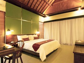 Villa, 1 quarto, vista para a piscina | Minibar, cofre no quarto, secretária, roupa de cama fornecida
