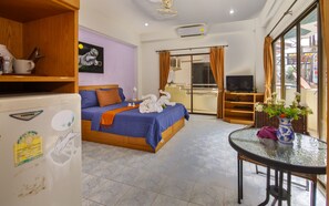 Premium Deluxe with Balcony | Cofres nos quartos, escrivaninha, quartos à prova de som