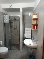 Chuveiro, produtos de toalete grátis, secador de cabelo 