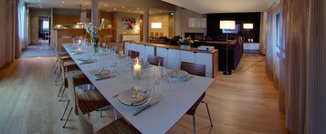 Penthouse Deluxe, 3 quartos | Refeições no quarto