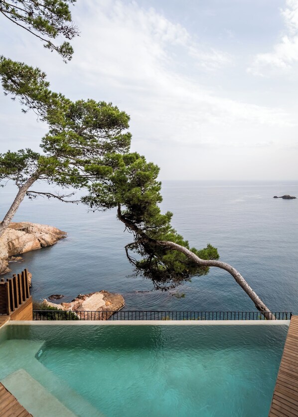 2 piscinas exteriores, uma piscina transbordante, guarda-sóis 