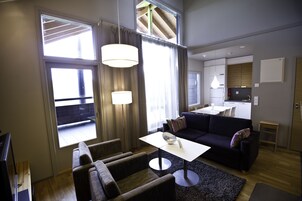 Penthouse, 2 quartos, vista para a montanha | Cozinha privada | Um frigorífico, um micro-ondas, um forno, uma placa de cozinha 