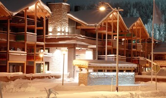 Fachada do alojamento (tarde/noite)