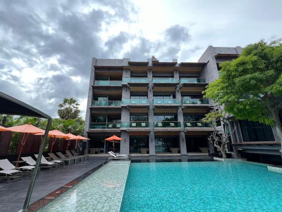 Piscina externa, funciona das 8h às 20h, espreguiçadeiras