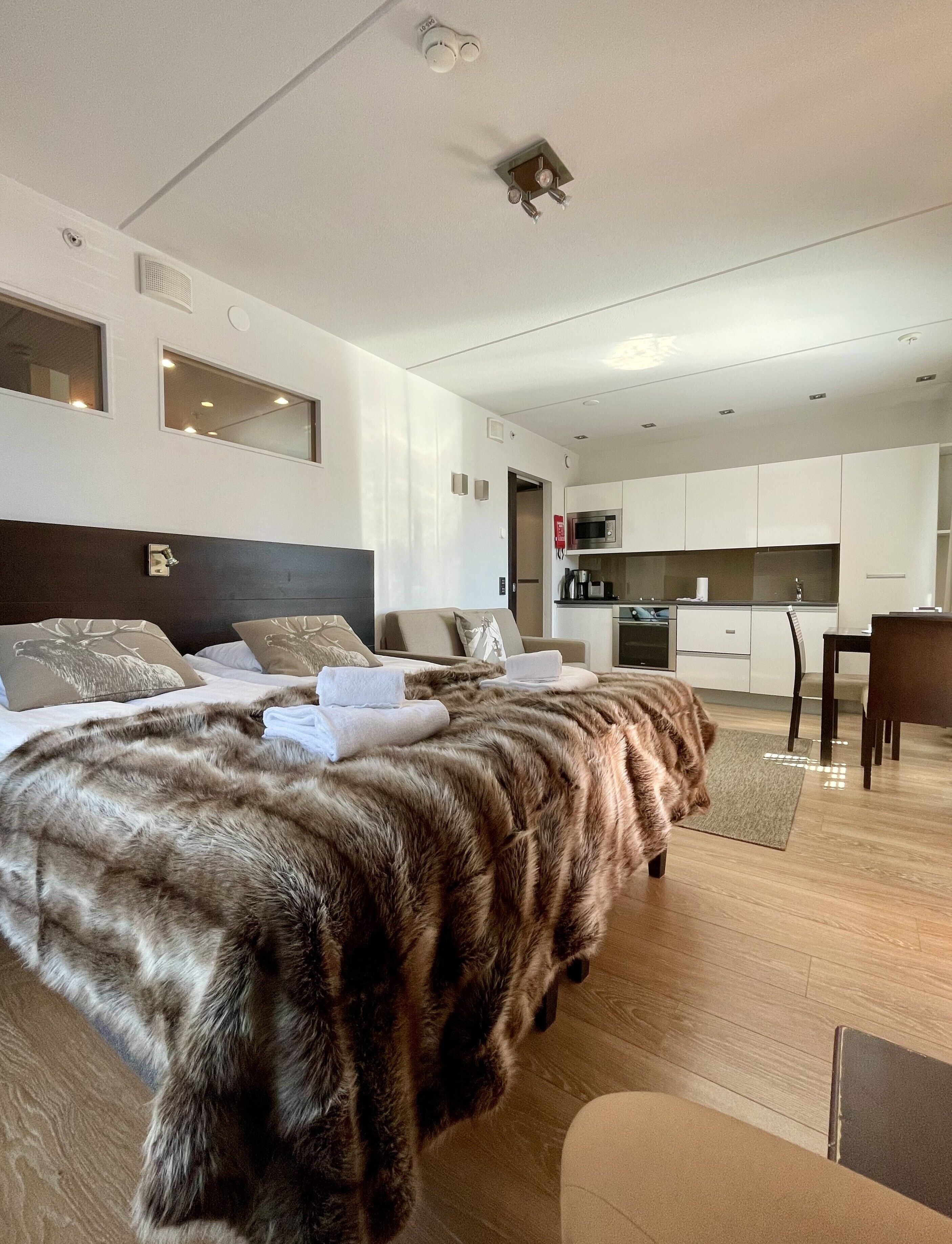 Studio C28 - Mountain view, Sauna (2 Adults + 2 Children) | Escrivaninha, espaço de trabalho para notebook