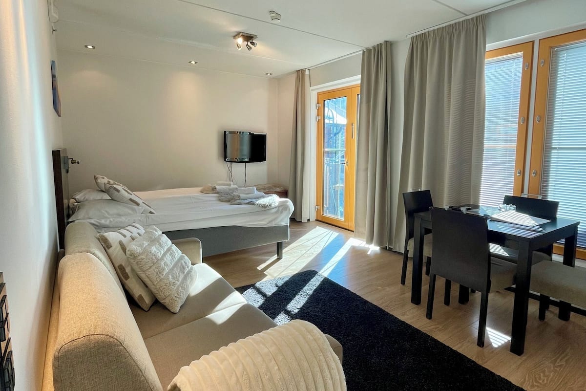 Studio B19, 2 adults+2children | Escrivaninha, espaço de trabalho para notebook