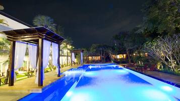 Piscina exterior, espreguiçadeiras