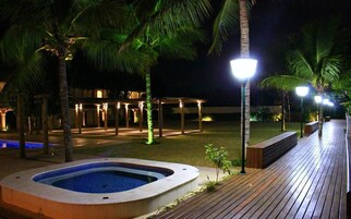 Piscina interna, piscina externa sazonal, guarda-sóis, espreguiçadeiras