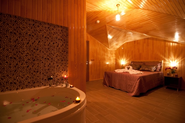 Quarto casal superior, sacada | Roupas de cama premium, quartos à prova de som, Wi-Fi de cortesia