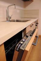 Suite Superior, acessível, kitchenette | Kitchenette privada | Uma chaleira elétrica 