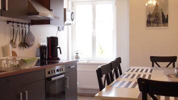 Apartamento Clássico, 2 quartos, cozinha, Vista para a cidade (5) | Cozinha privada | Um frigorífico/congelador grande, um micro-ondas, um forno