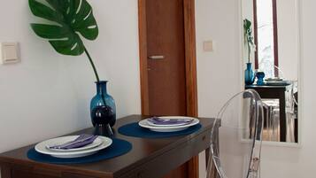 Estúdio Romântico, 1 cama de casal, varanda, Vista para a cidade | Refeições no quarto