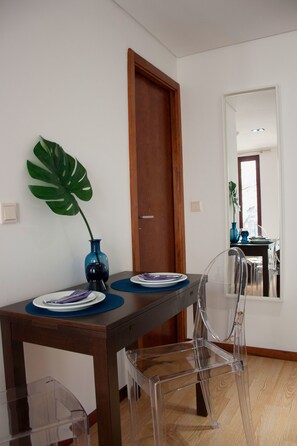 Estúdio Romântico, 1 cama de casal, varanda, Vista para a cidade | Refeições no quarto