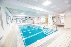 Piscina interna, funciona das 7h30 às 21h, guarda-sóis, espreguiçadeiras