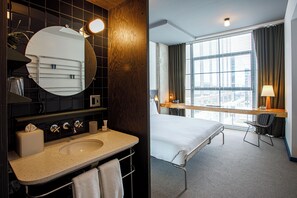 Quarto Deluxe, 1 cama king-size | Casa de banho | Um polibã, um secador de cabelo, roupões, toalhas fornecidas 