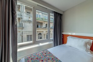 Quarto duplo | Cofres nos quartos, escrivaninha, cortinas blackout