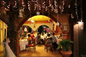 Pequenos-almoços, almoços, jantares servidos, com vista para o jardim 