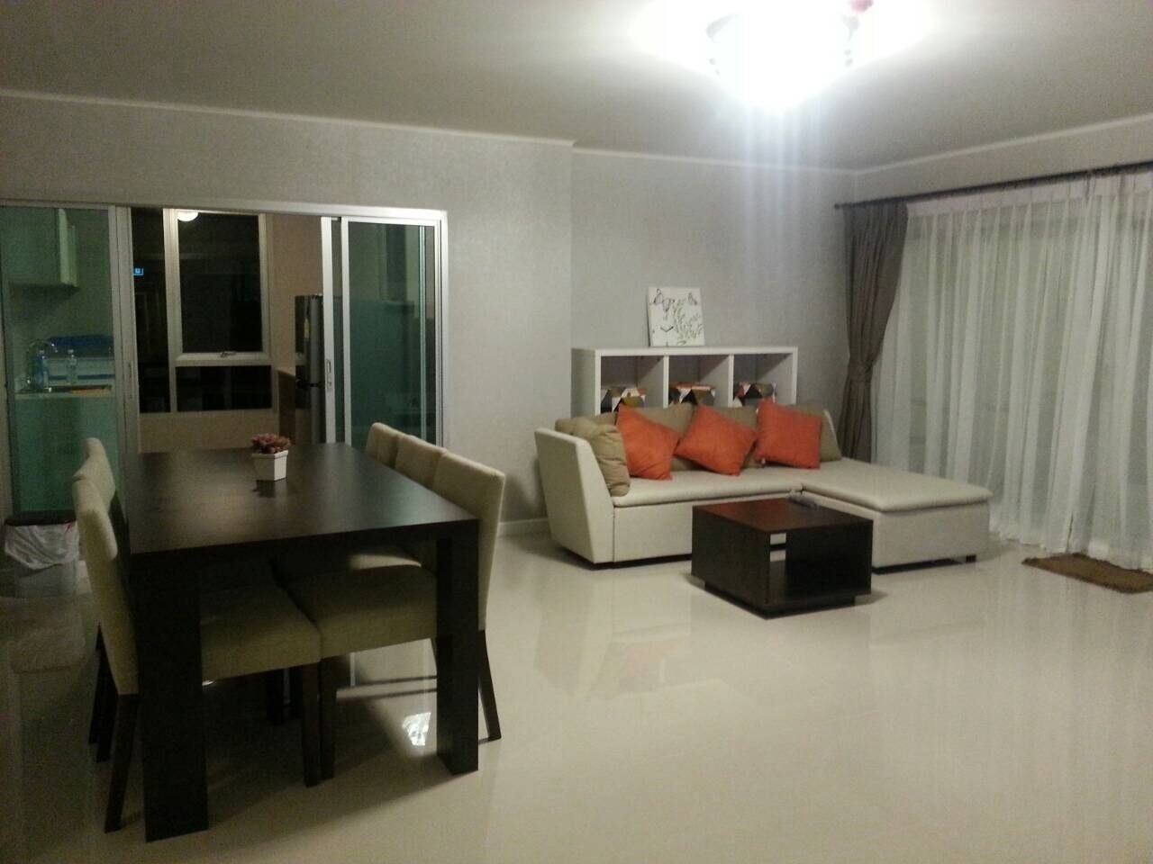 Uma sala de estar moderna com uma mesa de jantar, sofá e mesa de centro.