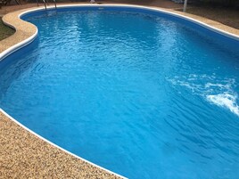 Piscina externa, espreguiçadeiras