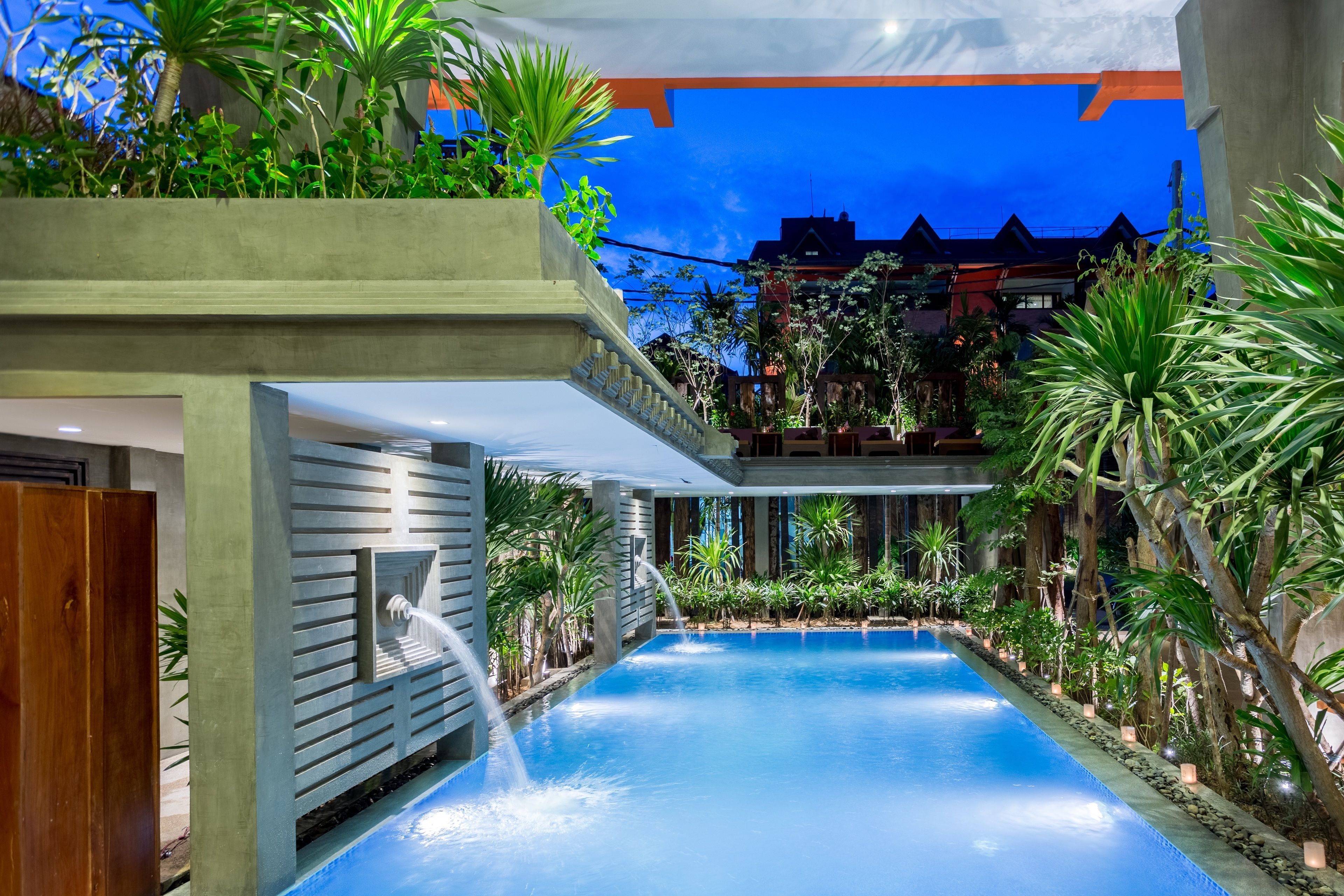 Piscina exterior, guarda-sóis, espreguiçadeiras 