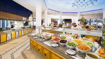 Café da manhã com buffet grátis todos os dias