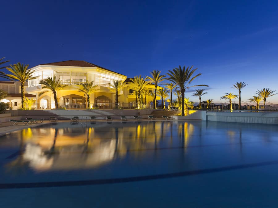 Piscina interna, 2 piscinas externas, guarda-sóis, espreguiçadeiras