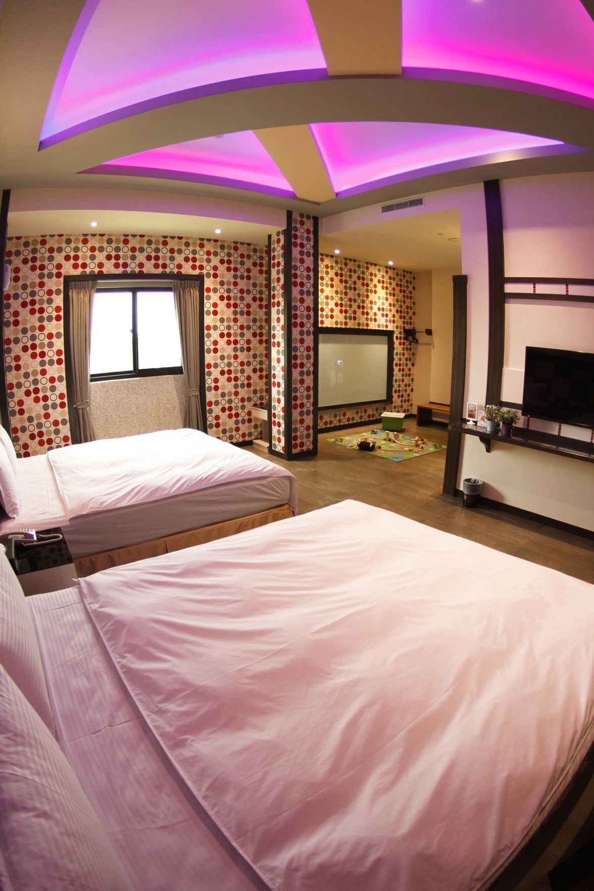 Roupas de cama premium, escrivaninha, cortinas blackout